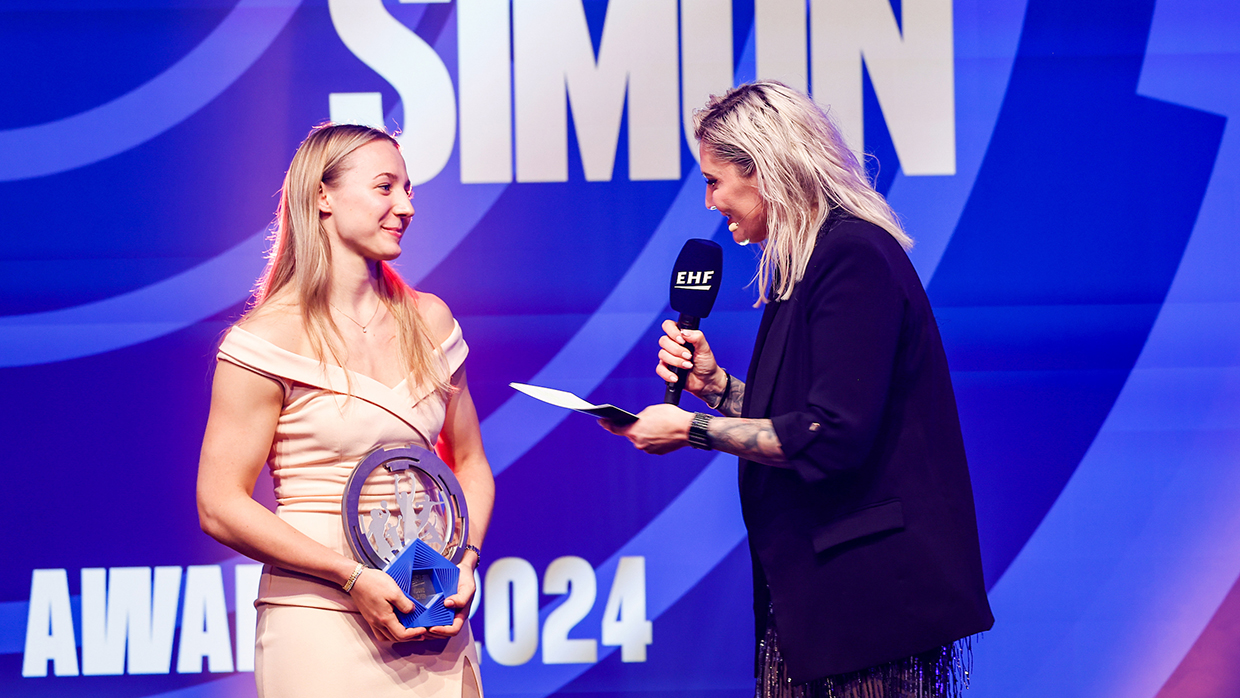 Simon Petra átvette az EHF legjobb fiatalnak járó díját - Fradi.hu