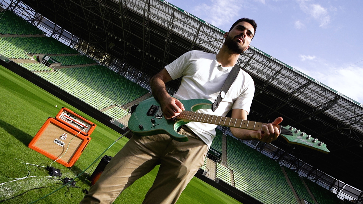 A rocksztár Varga Ádám és DJ Zágonyi a szentélyben - Fradi.hu