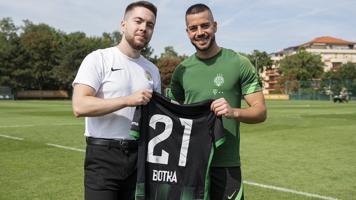 Jó helyre került Botka Endre dedikált meze - Fradi.hu